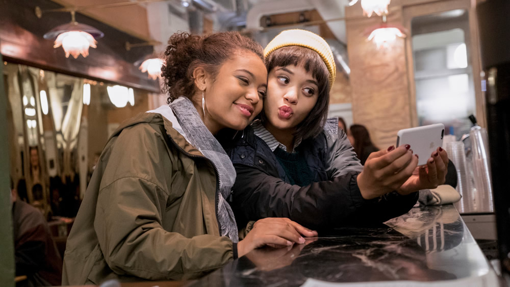 "Easy" estrena su tercera temporada en Netflix - Neeo | Todo sobre ...